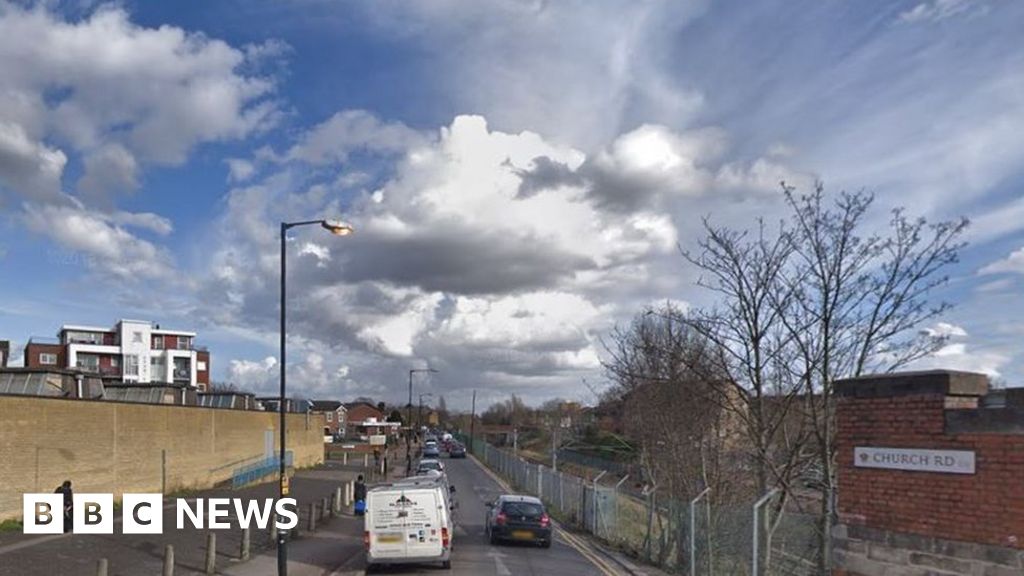 Newham attack: Man dies in gun and knife attack - BBC News