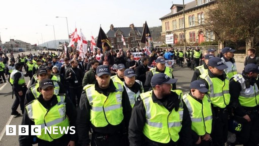 Arrests in Dover at immigration protests - BBC News