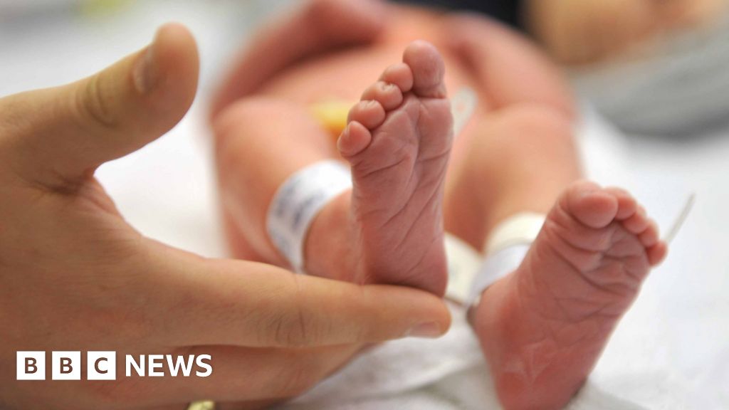 Horn-honking driver announces baby arrival - BBC News