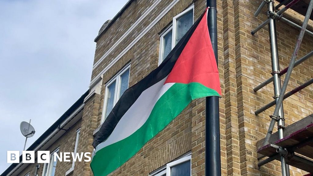 Tower Hamlets Council to remove Palestinian flags