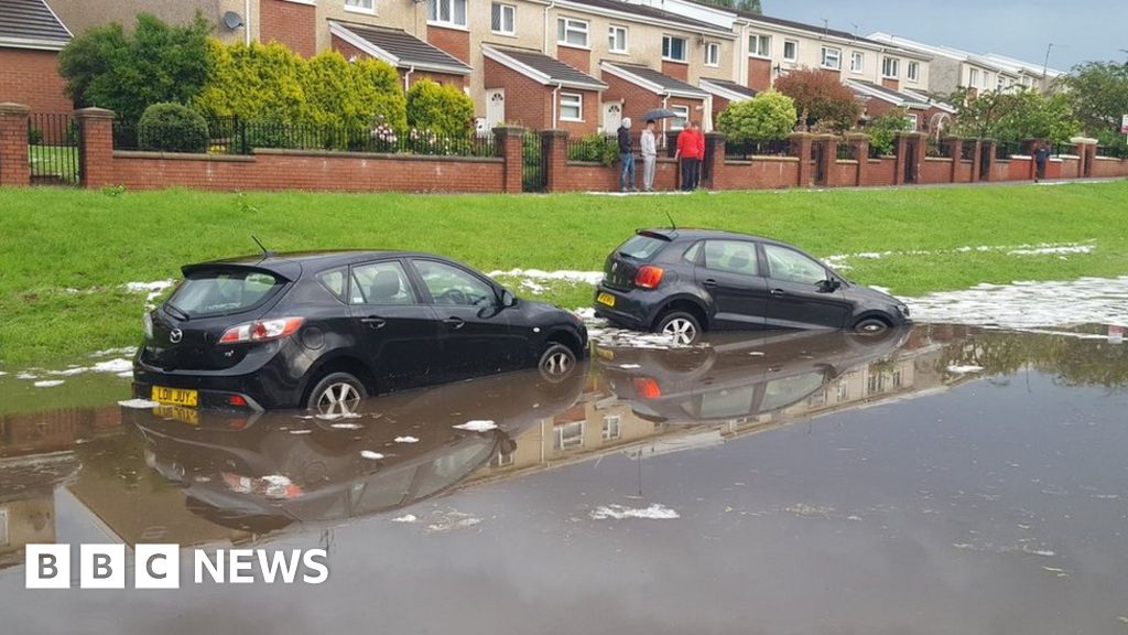 Flash flooding in Cardiff after thunderstorm - BBC News