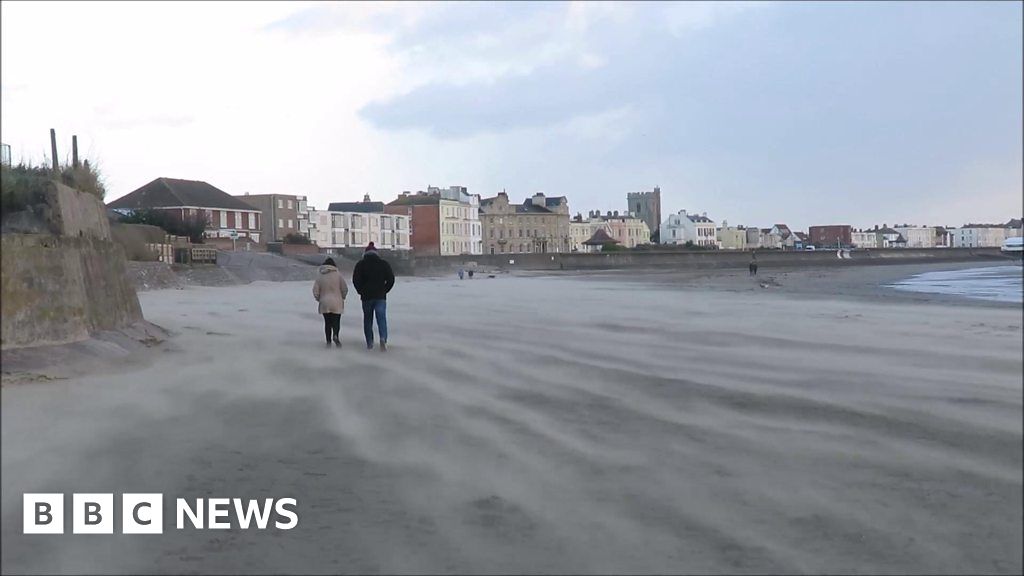 Wind creates eerie sweeping sand at Burnham-on-Sea - BBC News