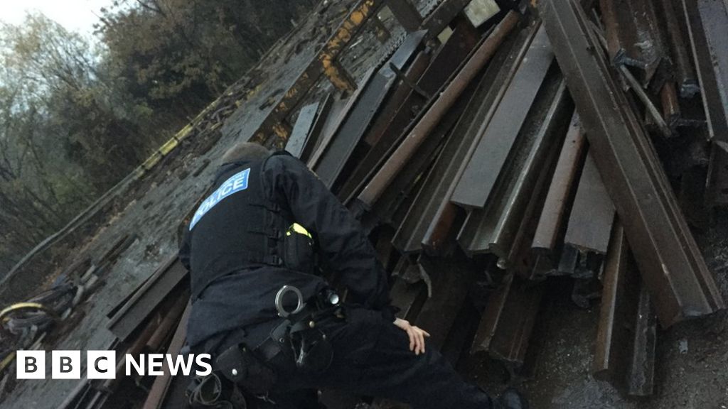 Ten arrested over £2m rail track thefts - BBC News