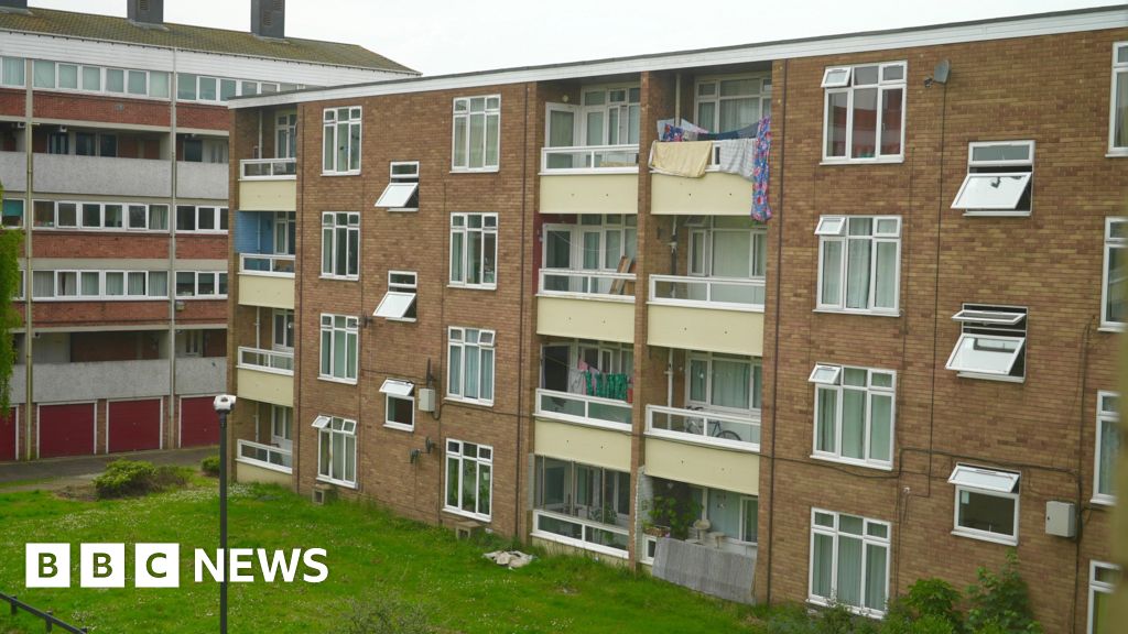 Child seriously injured after fall from flat window in Norwich - BBC News