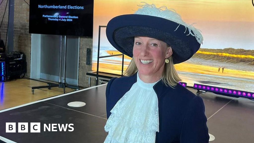 How a hat in Blyth became an election social media phenomenon - BBC News