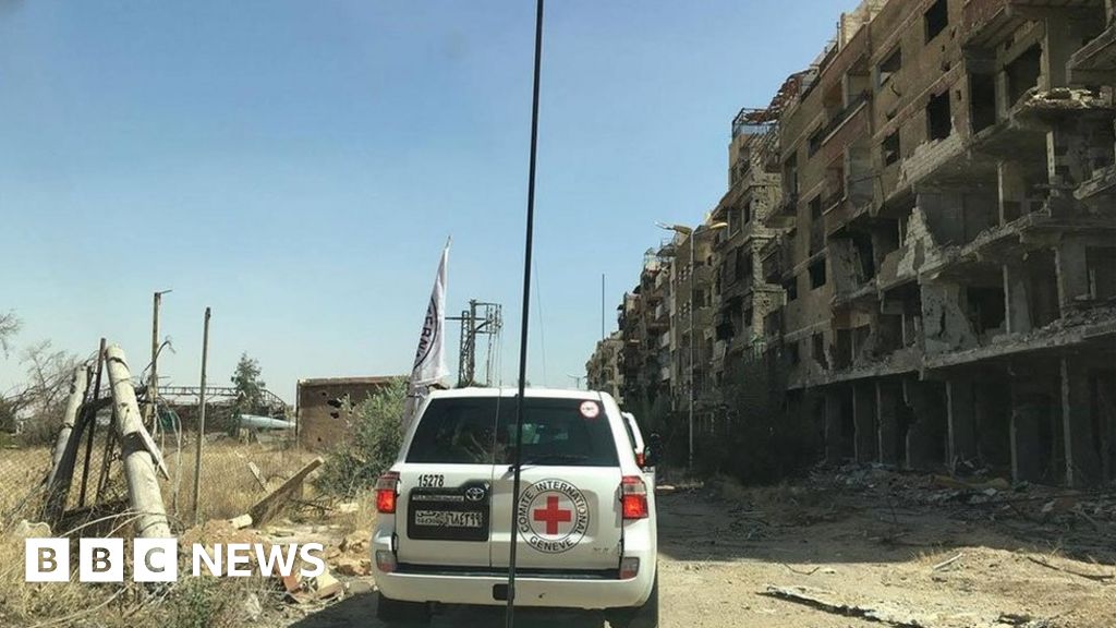 Syria conflict: First aid for Darayya since 2012 - BBC News