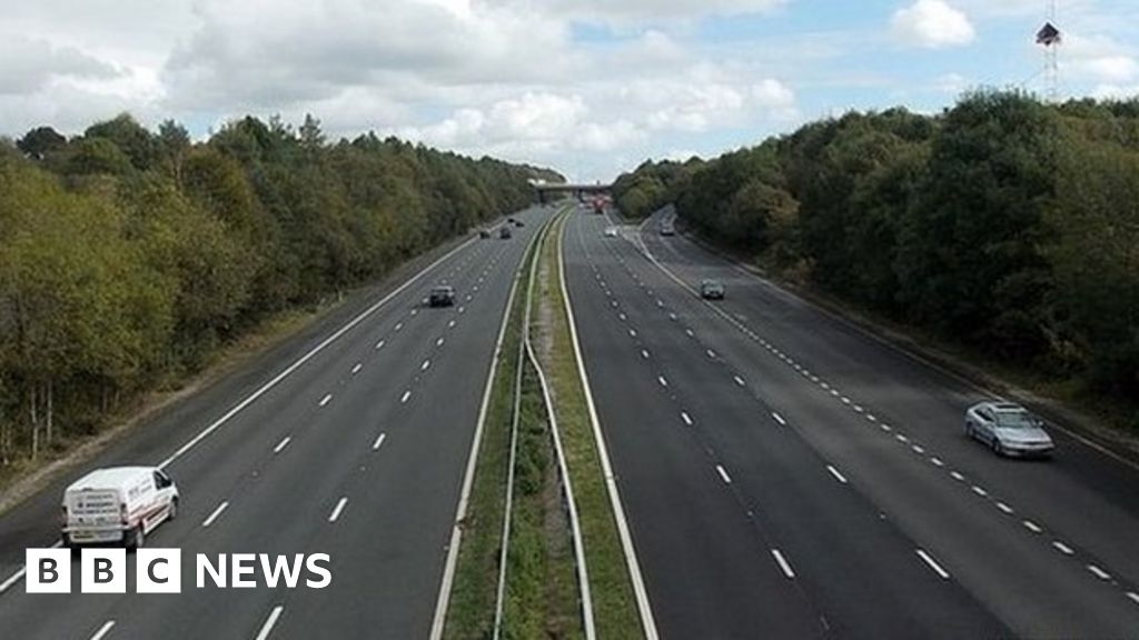 M4 lanes at Bridgend reopen after car overturns - BBC News