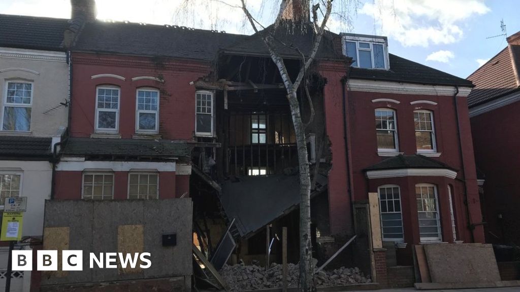 West Hampstead house collapses 'from roof to basement' - BBC News
