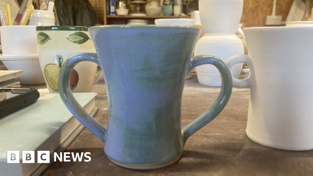 Lincolnshire potter designs and makes disability-friendly mugs - BBC News