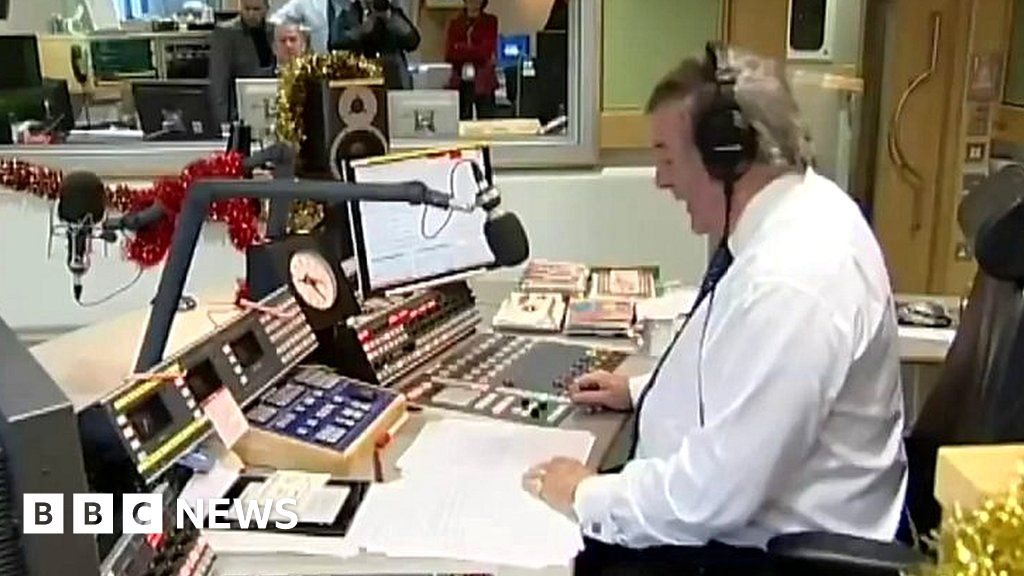 Sir Terry Wogan signing off from Radio 2 breakfast show in 2009 - BBC News