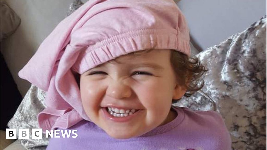 Thousands sign up to save three-year-old Ava Stark - BBC News