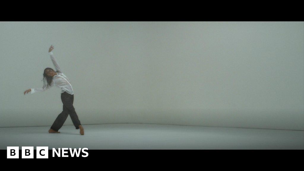 Expressing depression through ballet - BBC News