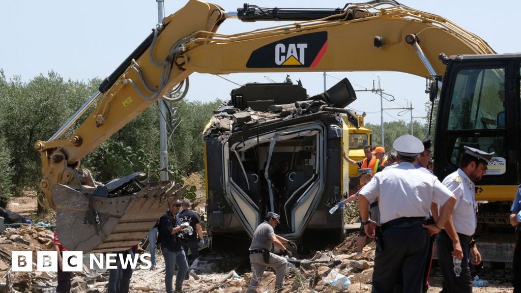 Italy rail crash: Andria station master 'let crash train go' - BBC News