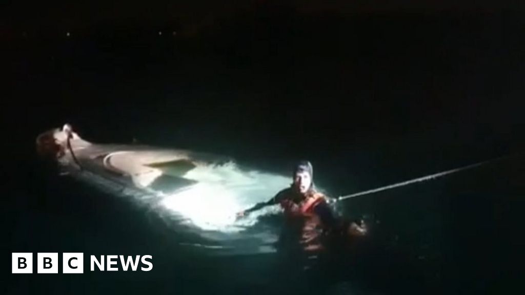Migrant crisis: Eight children die as boat sinks off Turkey