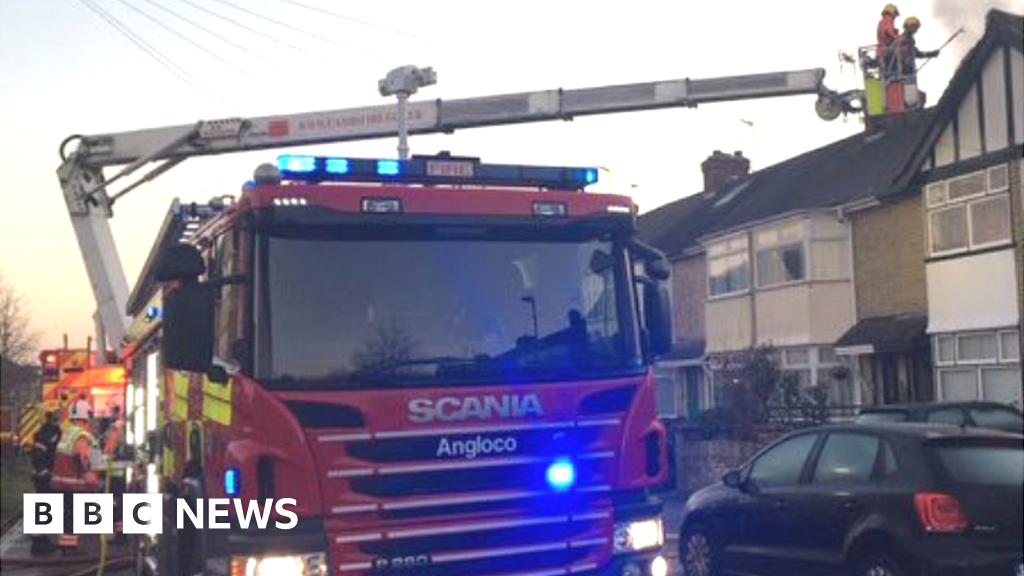 Cambridge house fire tackled by 40 firefighters - BBC News