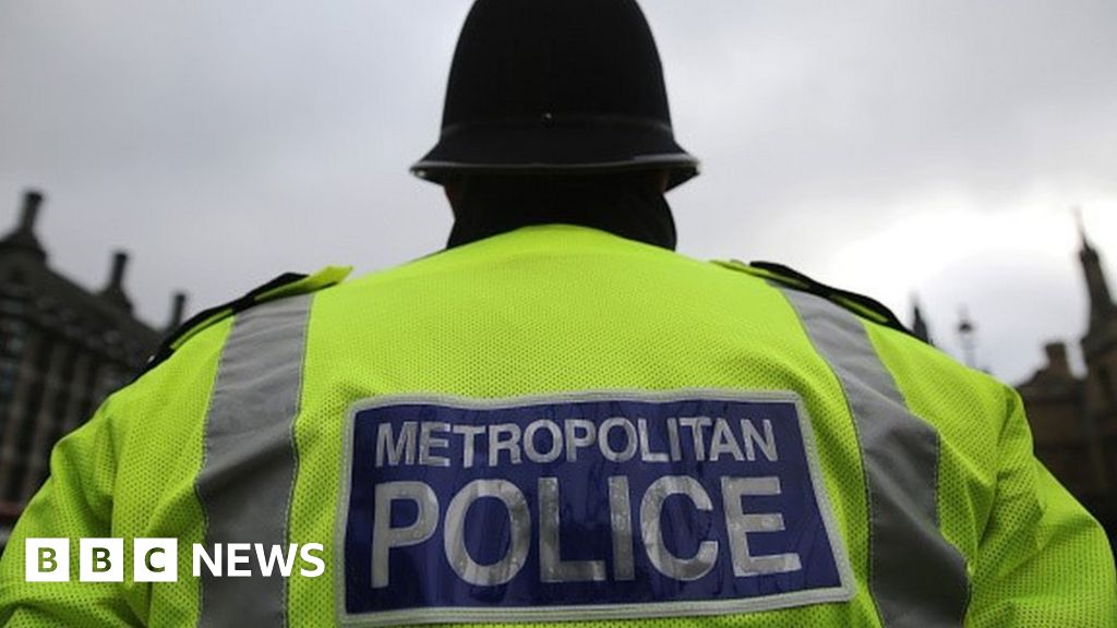 IPCC investigates death of man in police custody - BBC News