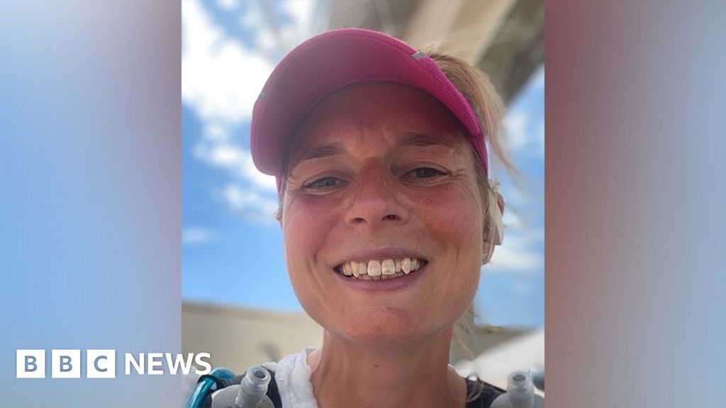 Stockport woman's charity run tribute for murdered friend - BBC News