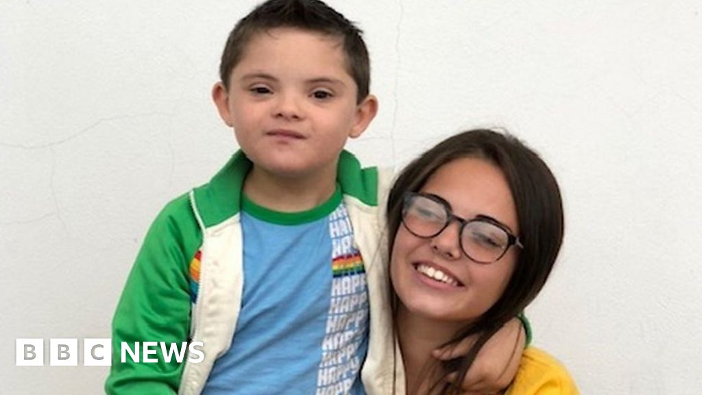 Teenager launches petition for Makaton lessons in schools - BBC News