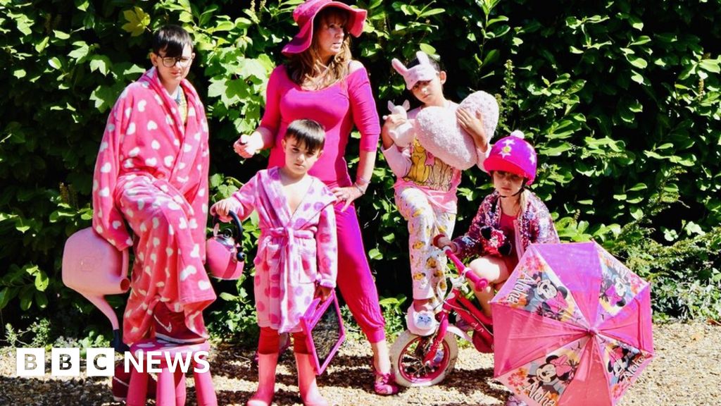 Coronavirus: Multi-coloured family snaps beat lockdown blues - BBC News