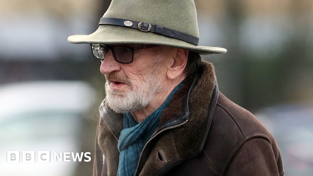 Actor John McEnery cleared of scaring barmaid - BBC News