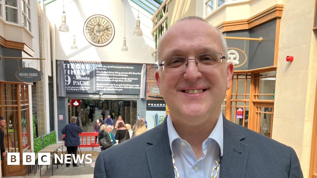 'Stuck' clock honours Stroud's old time zone