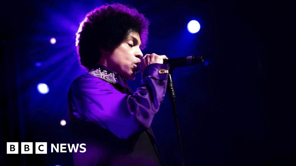 Prince rarities set for release on two new albums - BBC News