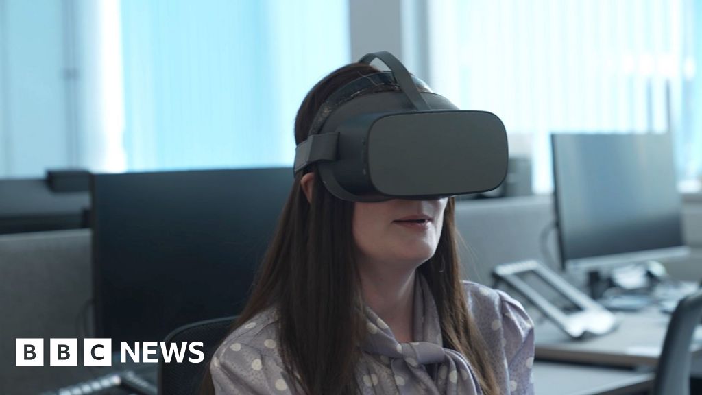 Virtual reality puts students in police officer's shoes - BBC News