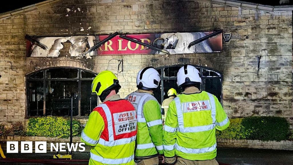 Doncaster pub destroyed in early morning blaze - BBC News