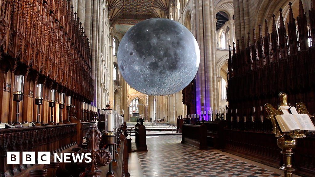 Peterborough Cathedral hosts giant moon replica - BBC News