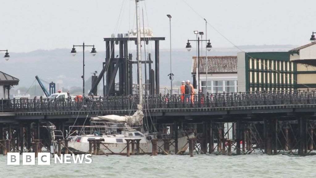 Ryde Pier: Man and dog rescued from trapped sailing boat - BBC News