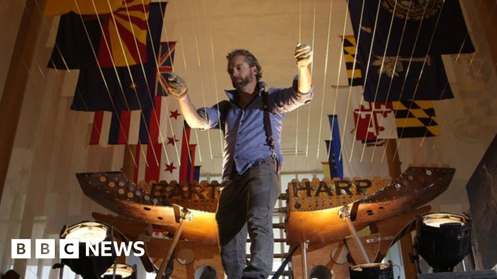 Irish festival marks Easter Rising with song, dance - BBC News