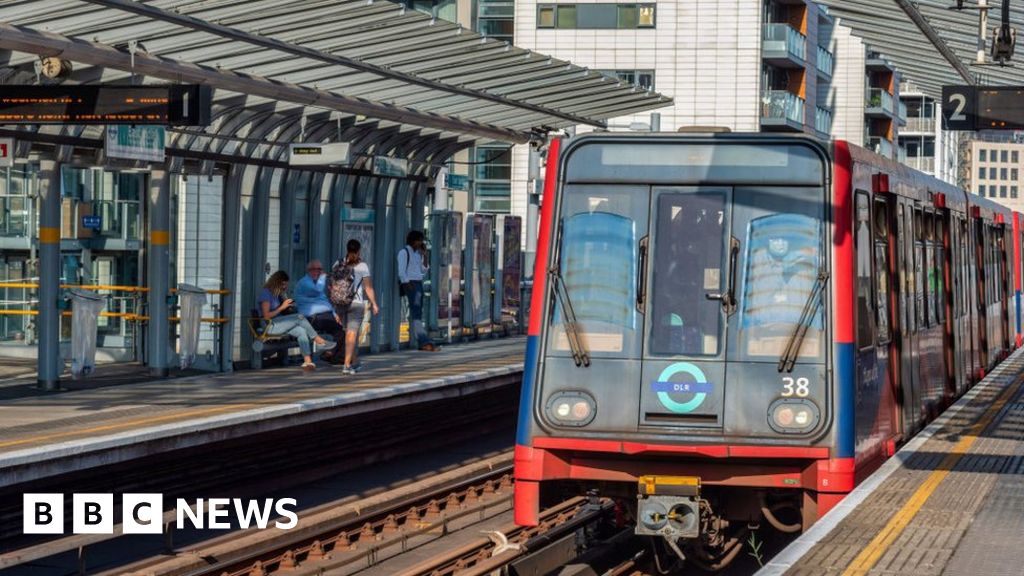DLR: Services halted as RMT staff strike for two days - BBC News