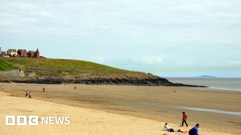 Barry Island: Five rescued from sea by members of the public - BBC News