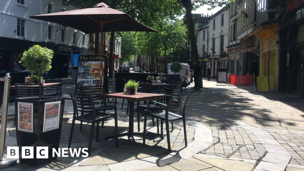 Swansea's Wind Street one-way traffic plan to boost cafe culture - BBC News