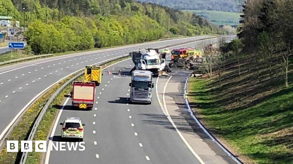 M5 motorway in Gloucestershire reopens after three-lorry crash - BBC News