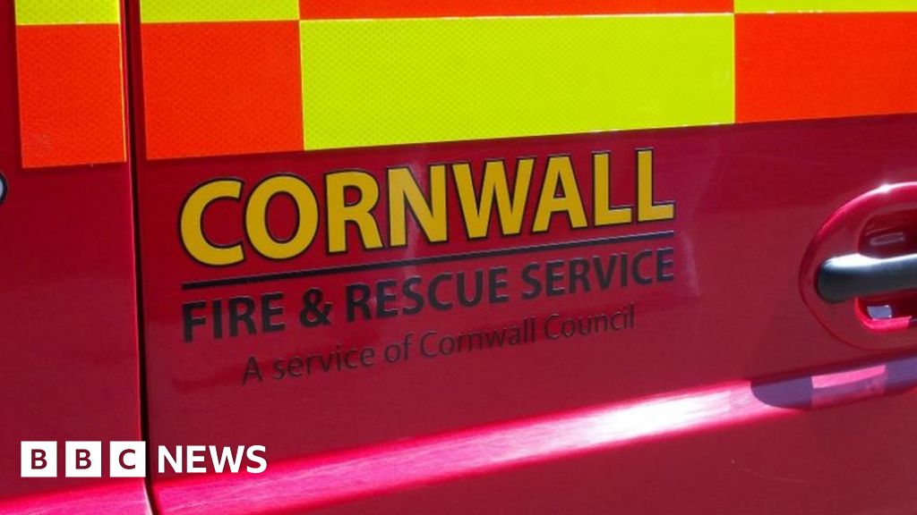 St Austell fire: Resident rescued from burning flat - BBC News