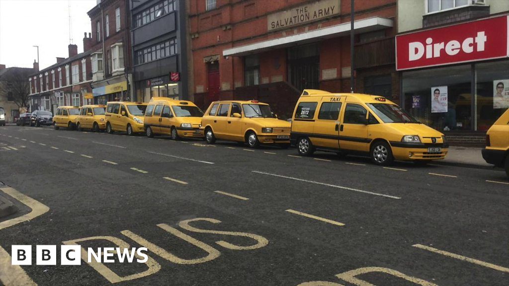 Your Questions: Why are Derby's cabs yellow? - BBC News