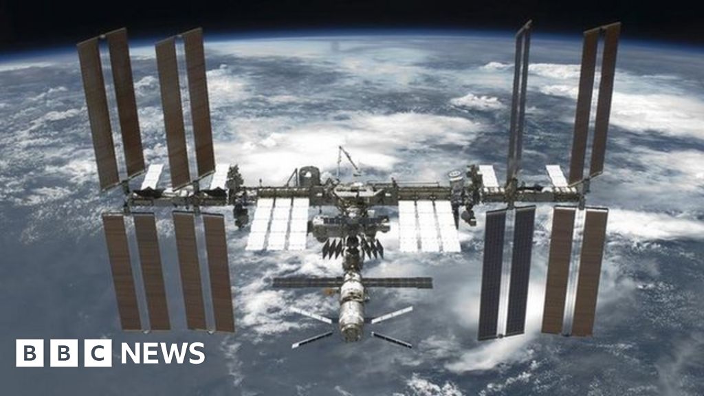 Astronaut news briefing ahead of trip to the ISS - BBC News