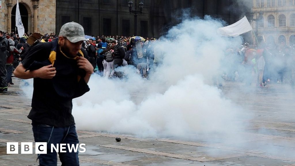 Colombia protests: Bogotá placed under curfew amid fresh protests - BBC ...
