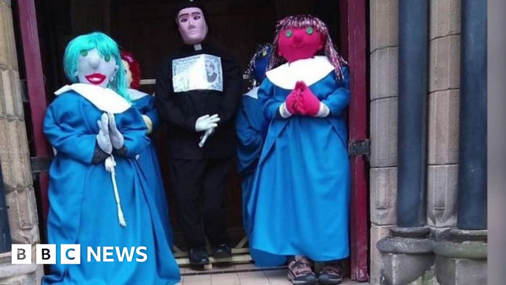 Saltburn Victorian Scarecrow Festival brings community together - BBC News