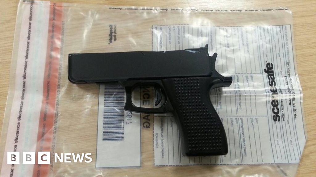 Boys arrested after 'gun' taken to Redcar school - BBC News