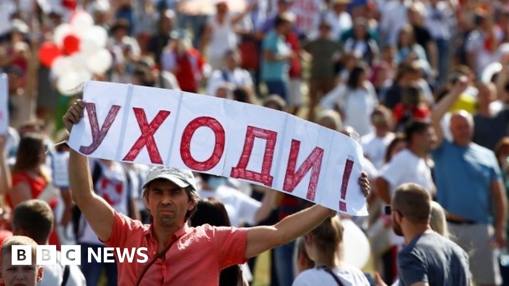 Belarus: Opposition supporters gather in central Minsk