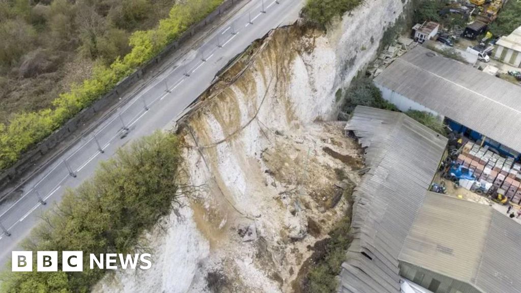 Swanscombe: Residents' anger a year after cliff collapse - BBC News