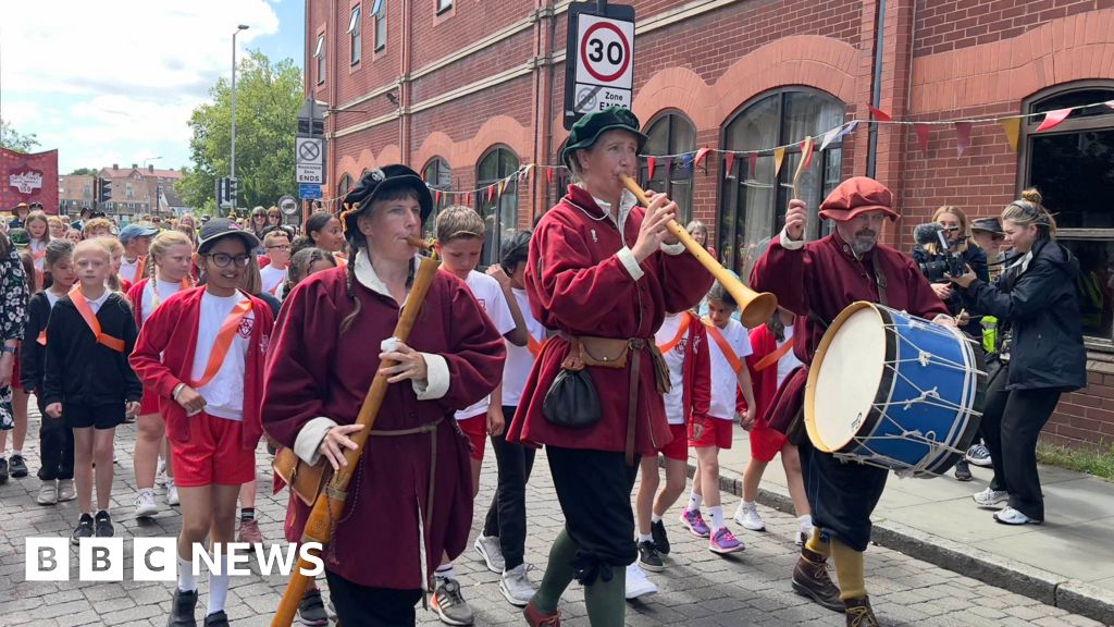 Ipswich pupils join parade to celebrate Wolsey 550 school project - BBC ...