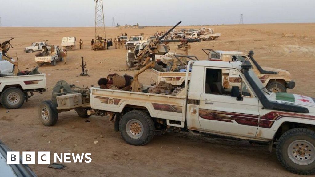 Syria conflict: Rebels 'move on IS-held town near Iraq border' - BBC News