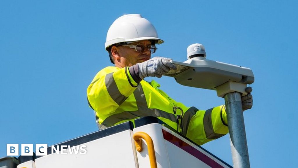 Swindon street lights to be dimmed to save electricity - BBC News