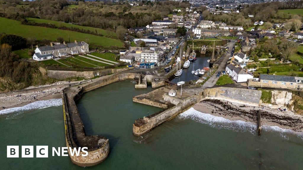 Charlestown pub reopens after sustaining fire damage - BBC News