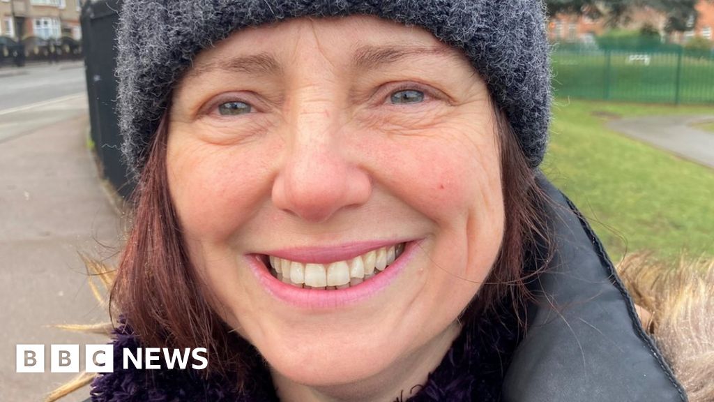 Northamptonshire teachers join national strike - BBC News