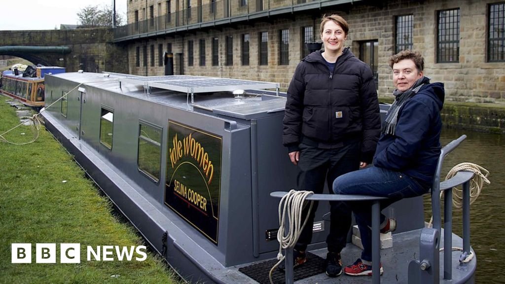 Idle Women: Creating a female-friendly arts space on a narrowboat - BBC ...