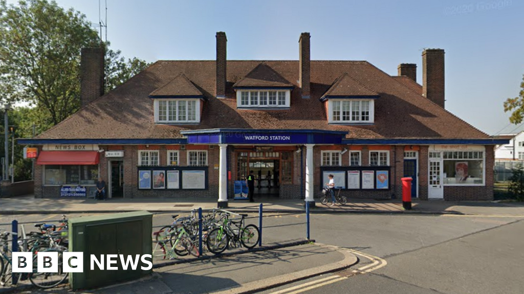 Watford councillors call for town stations to be in Zone 6 - BBC News